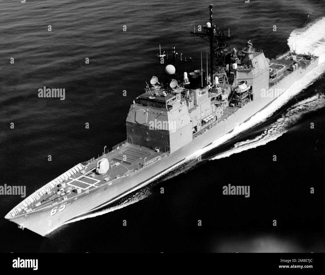 A port bow view of the guided missile cruiser USS CHOSIN (CG 65 ...