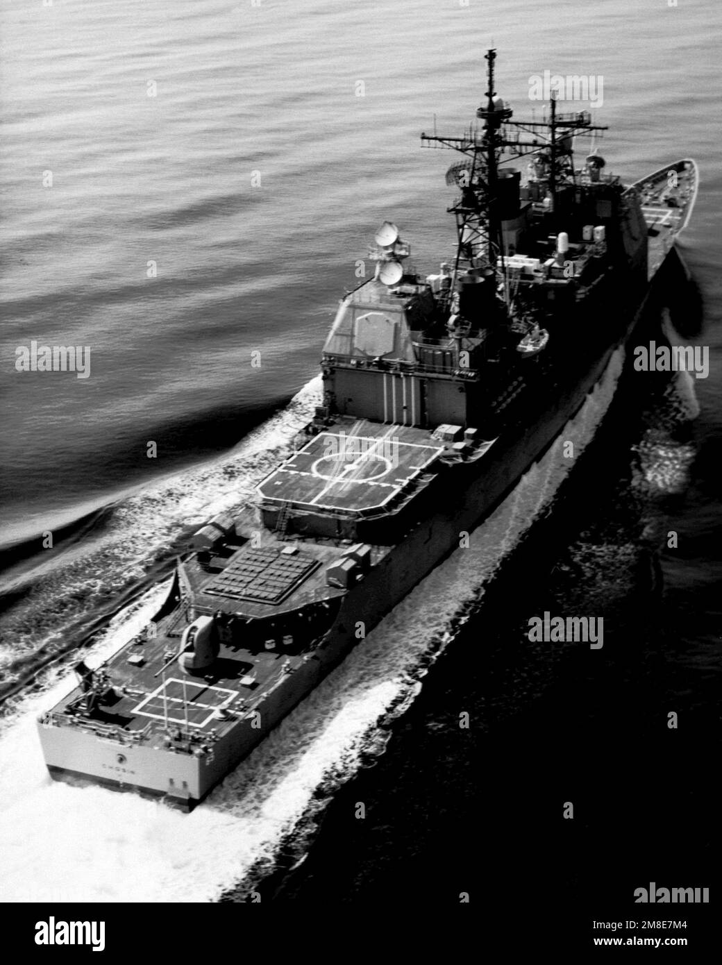 A starboard quarter view of the guided missile cruiser USS CHOSIN (CG ...