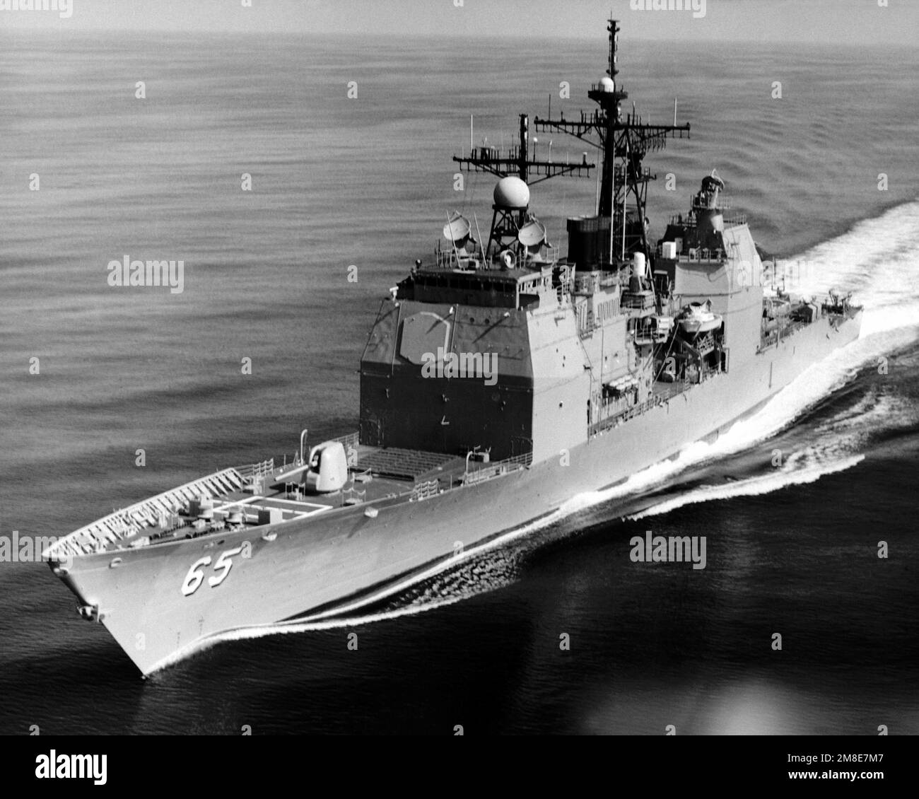 A port bow view of the guided missile cruiser USS CHOSIN (CG 65 ...