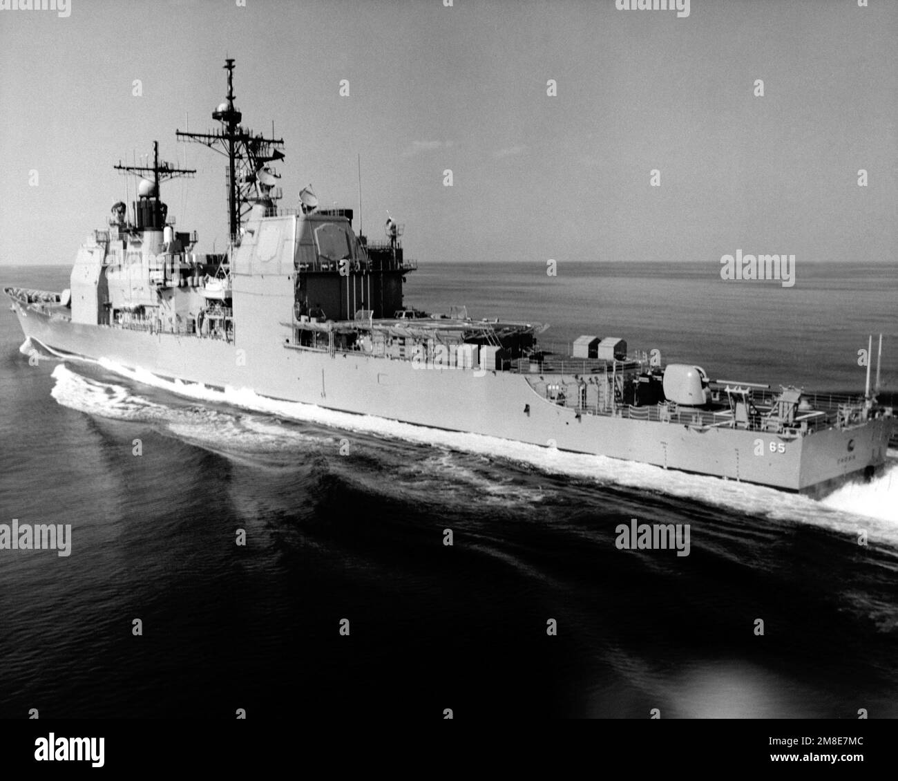 A port quarter view of the guided missile cruiser USS CHOSIN (CG 65 ...