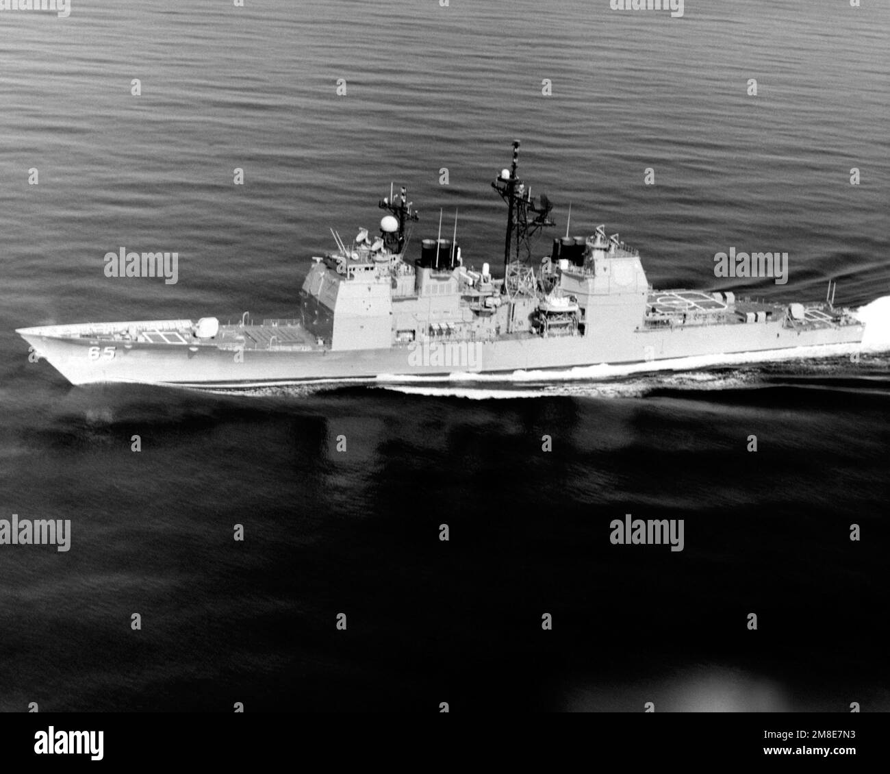 A port view of the guided missile cruiser USS CHOSIN (CG 65) underway ...