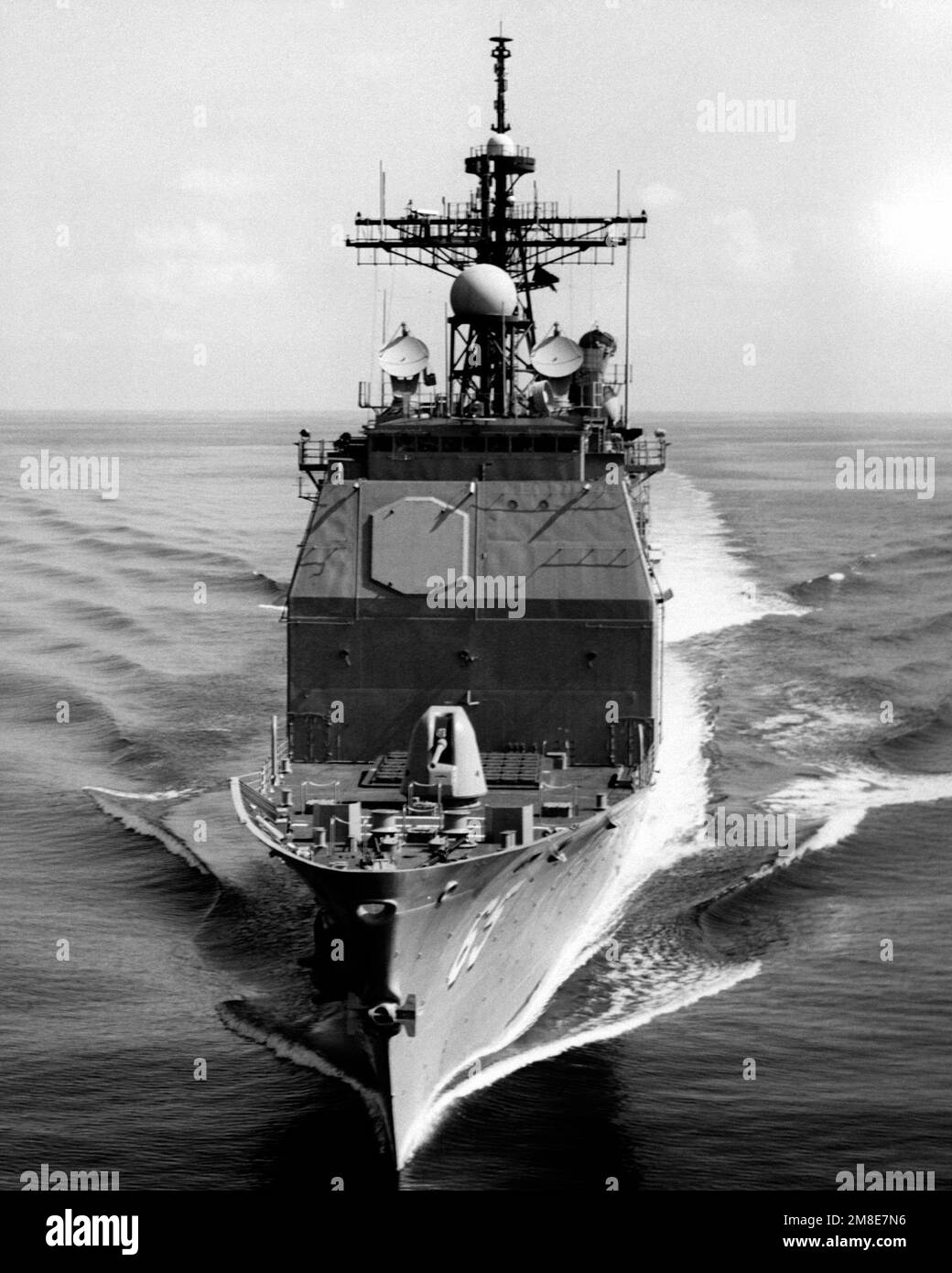 A bow view of the guided missile cruiser USS CHOSIN (CG 65) underway ...