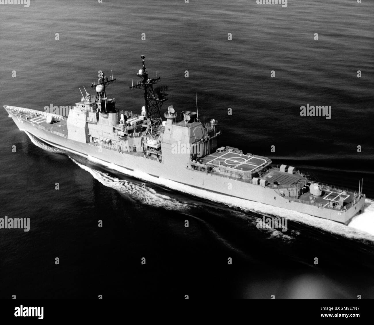 A port view of the guided missile cruiser USS CHOSIN (CG 65) underway ...