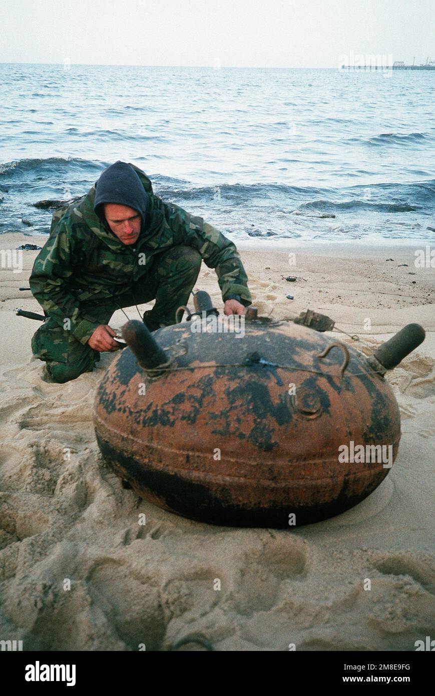 Machinist's Mate 2nd Class Roy Hunt of Explosive Ordnance Disposal (EOD ...