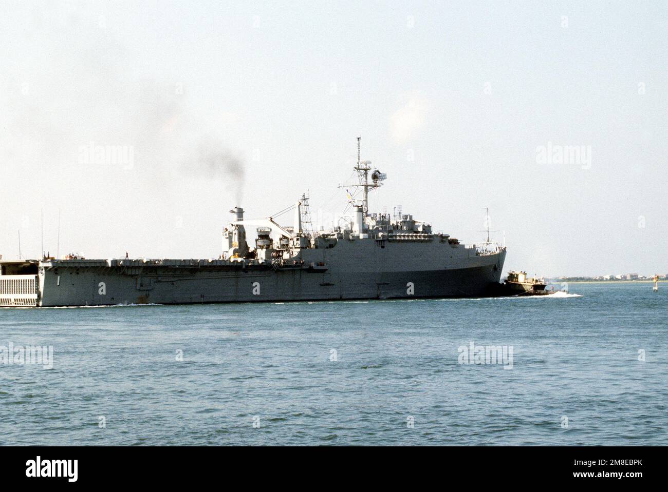 A starboard view of the amphibious transport dock USS RALEIGH (LPD-1 ...