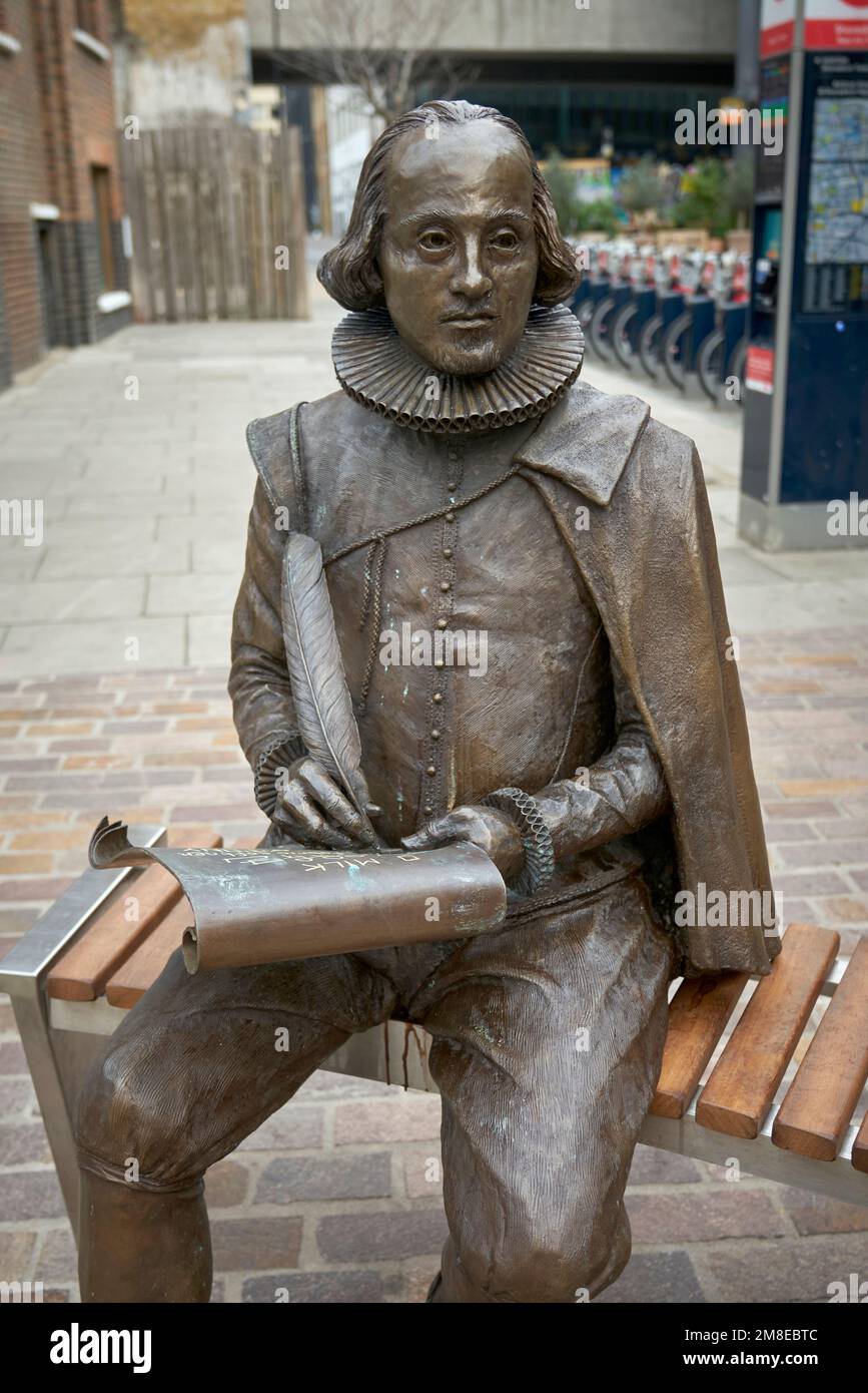 Shakespeare statue New Inn Yard Stock Photo - Alamy