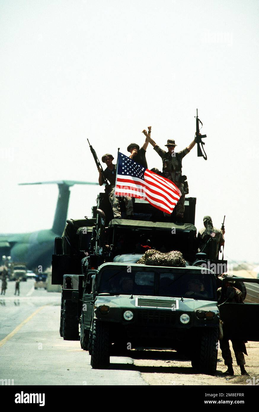 Saudi arabia flag desert hi-res stock photography and images - Alamy