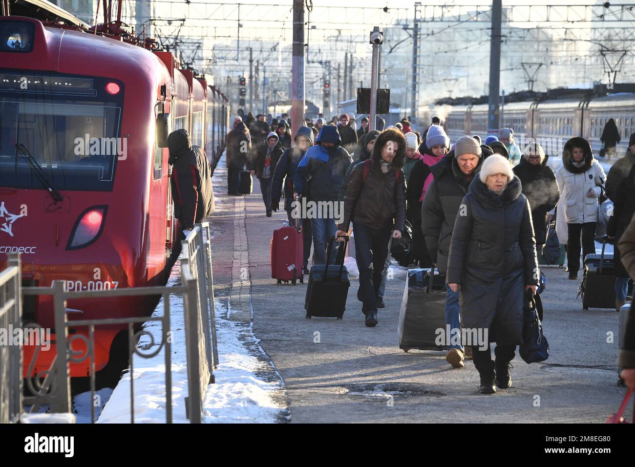 Moscow. Passengers on the platform of the Paveletsky station Stock ...