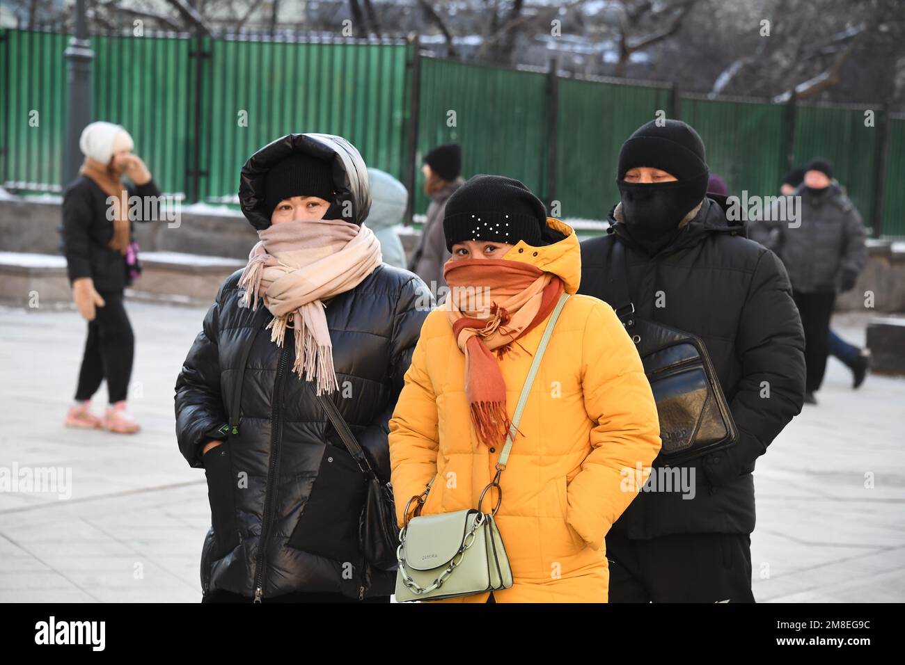 Moscow. Passersby on Nikolskaya Street Stock Photo - Alamy