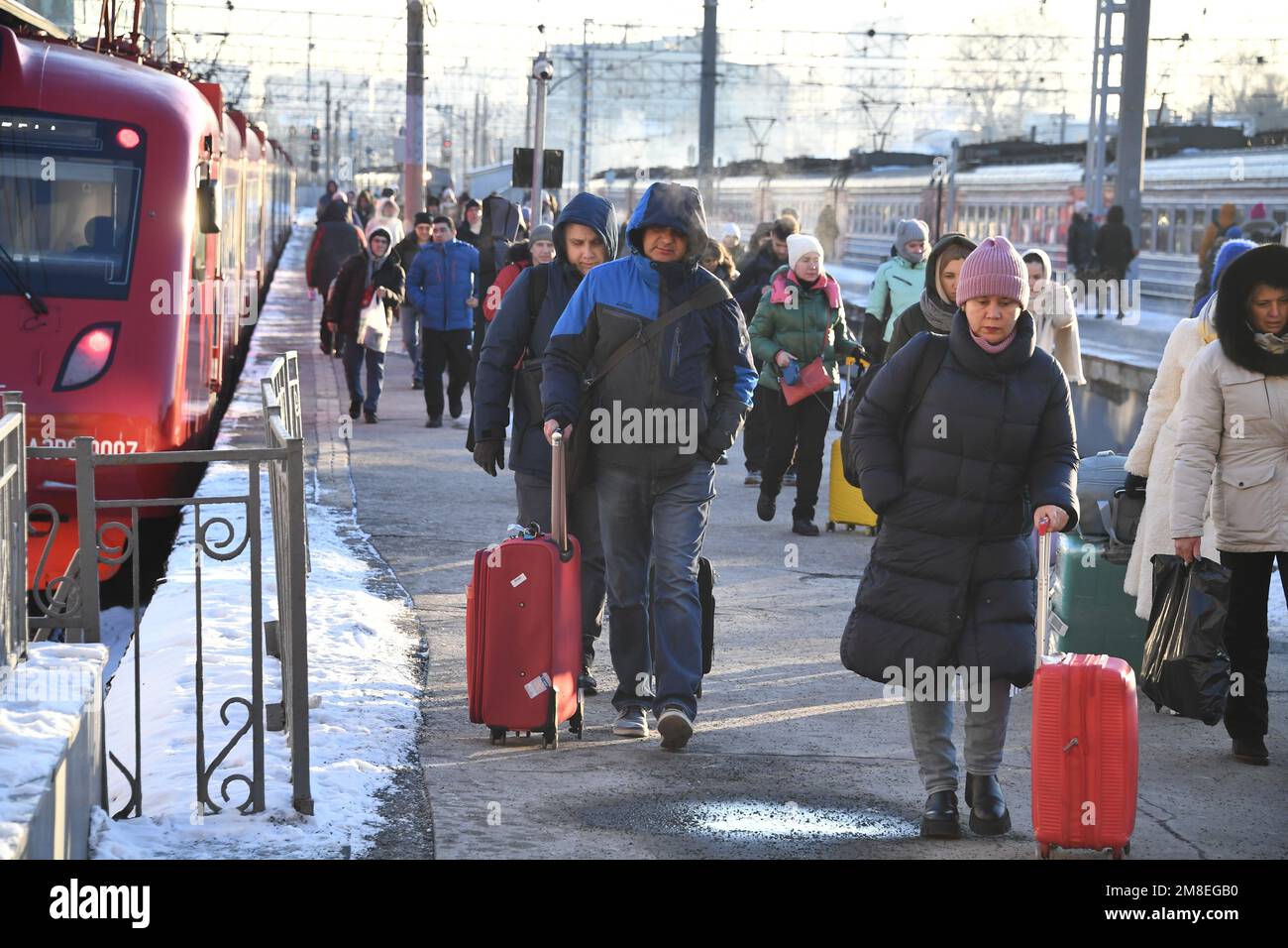 Moscow. Passengers on the platform of the Paveletsky station Stock ...