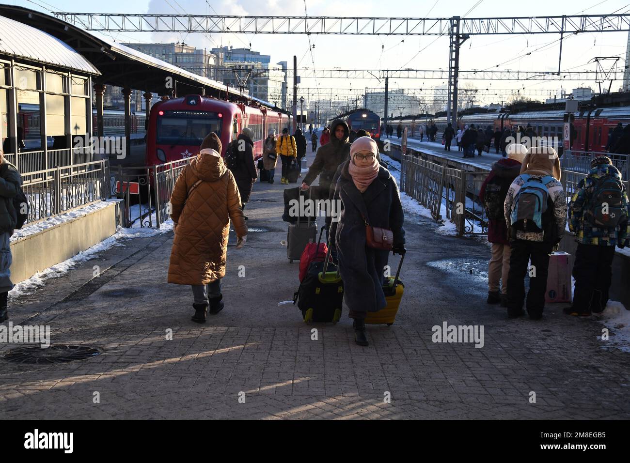 Moscow. Passengers on the platform of the Paveletsky station Stock ...