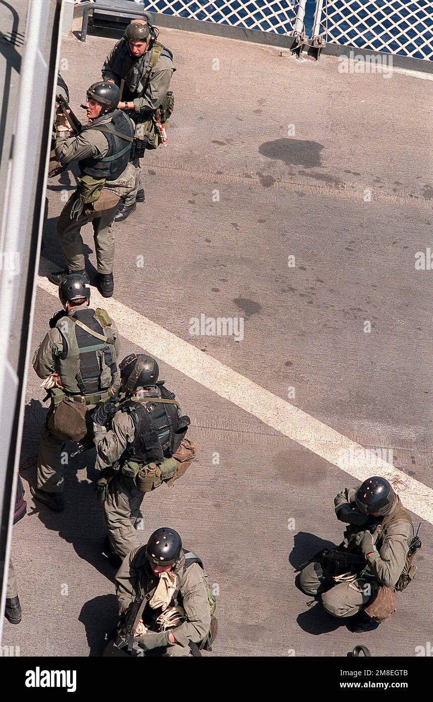 Members of sea air land (seal) team 8 hi-res stock photography and ...
