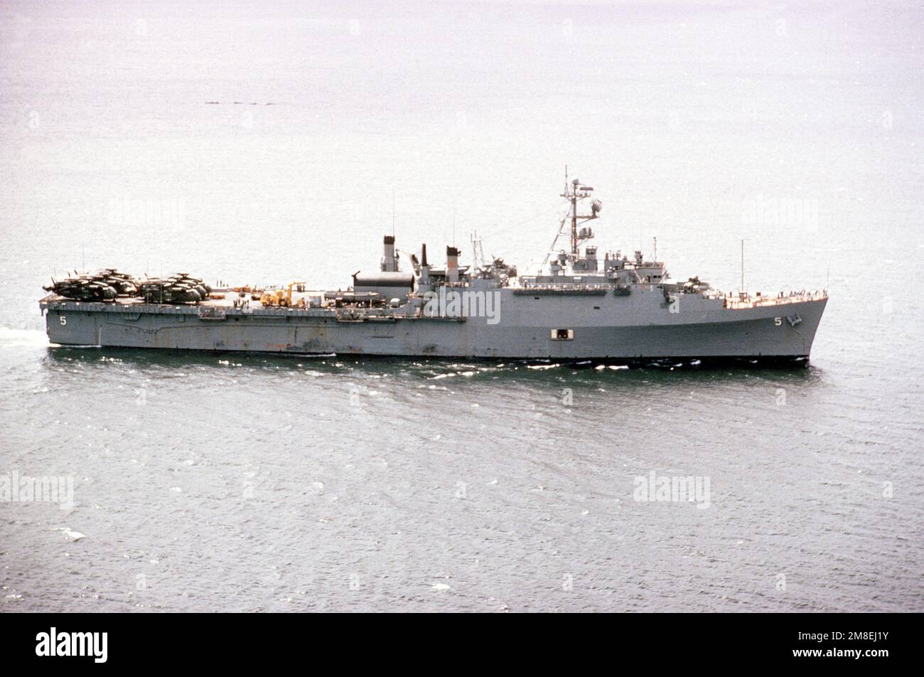 A starboard beam view of the amphibious transport dock USS OGDEN (LPD-5 ...