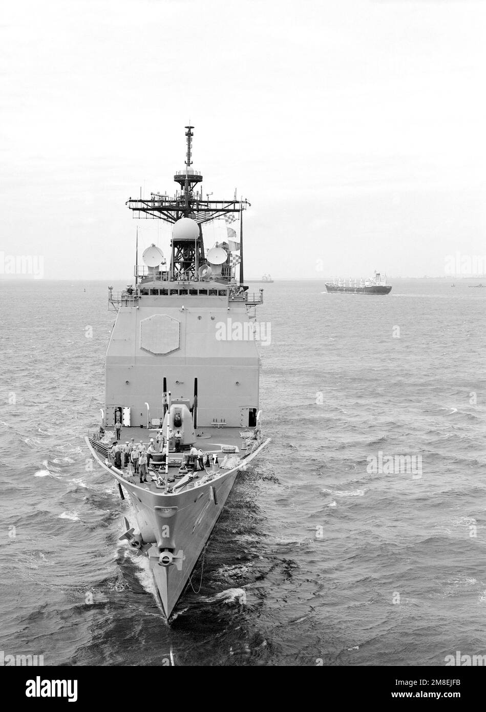 A bow view of the guided missile cruiser USS YORKTOWN (CG 48) underway ...