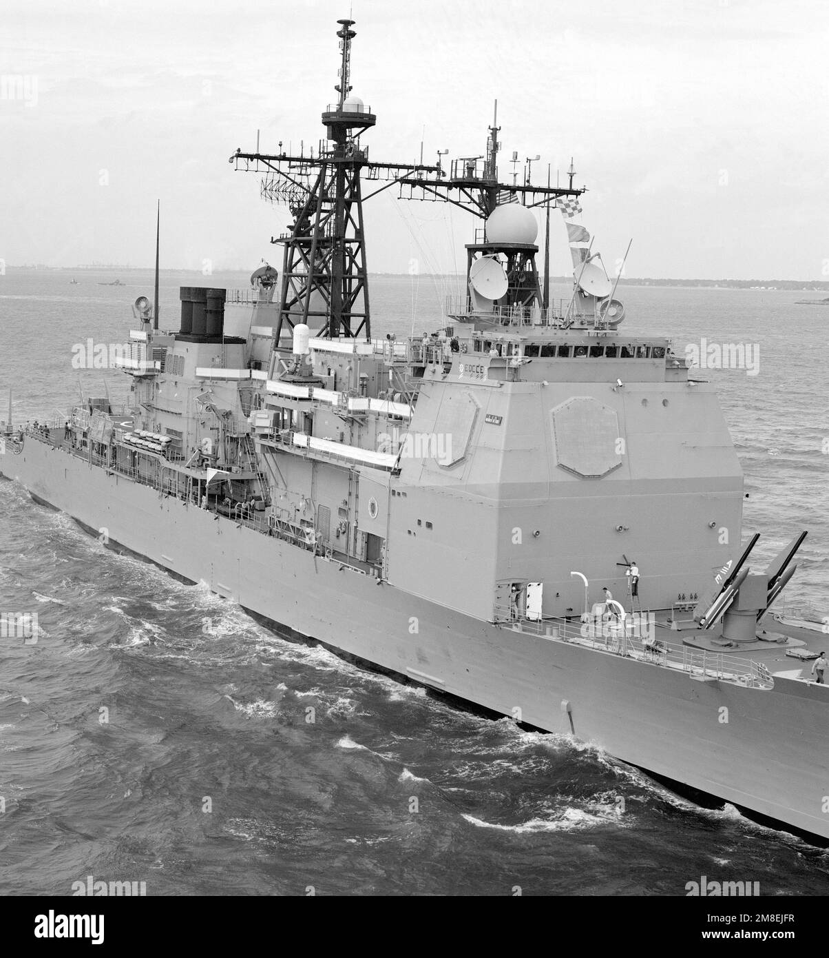 A starboard view of the guided missile cruiser USS YORKTOWN (CG 48 ...