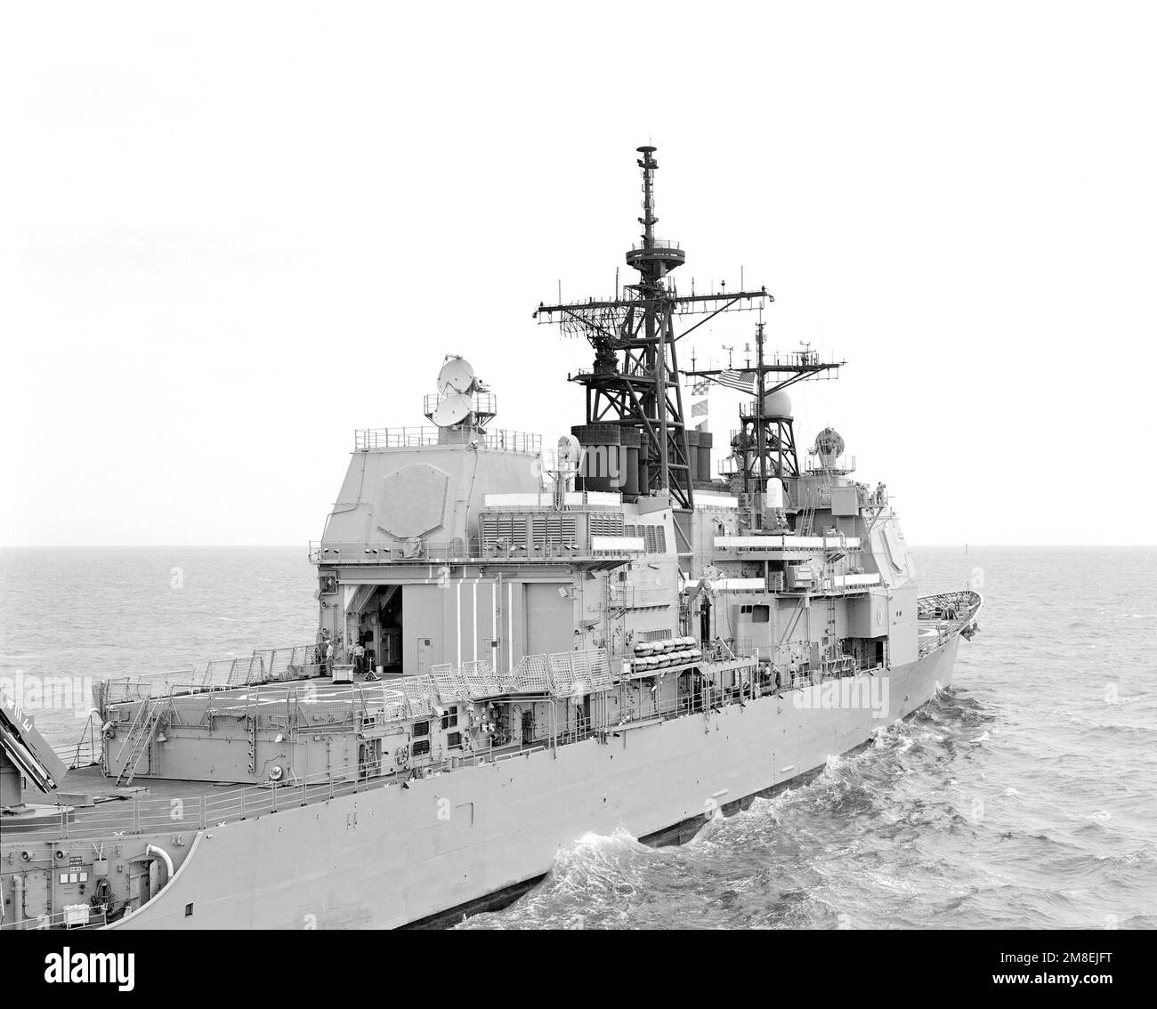 A starboard view of the guided missile cruiser USS YORKTOWN (CG 48 ...
