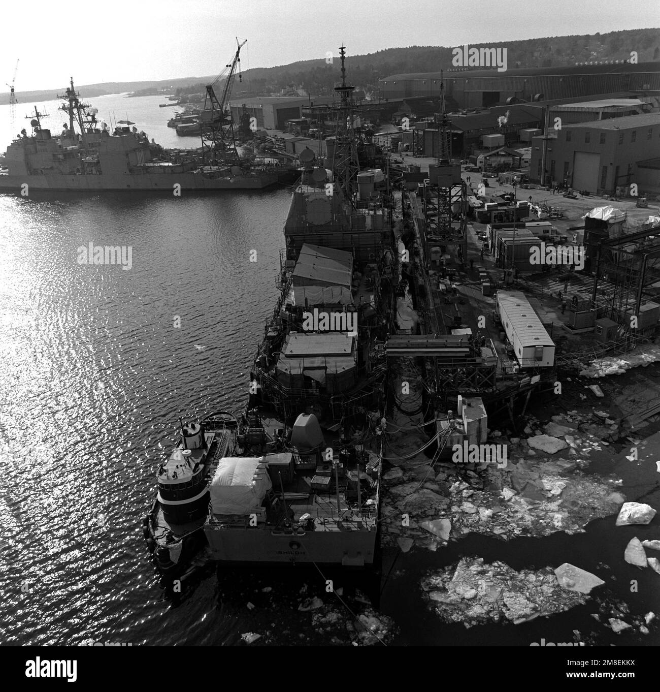A stern view of the guided missile cruiser SHILOH (CG-67) moored at ...