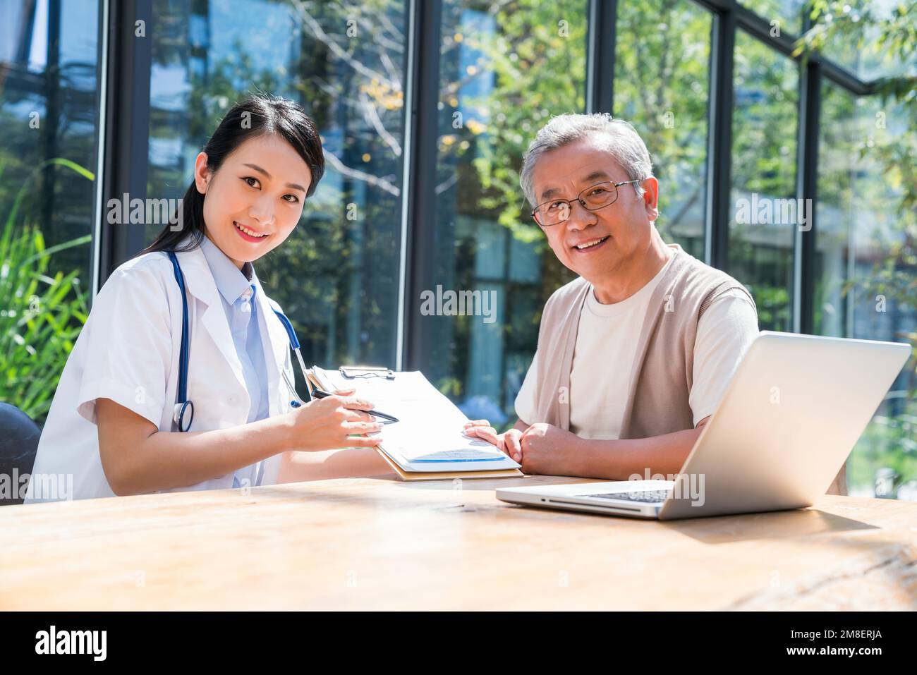 Woman 25 years old work hi-res stock photography and images - Alamy