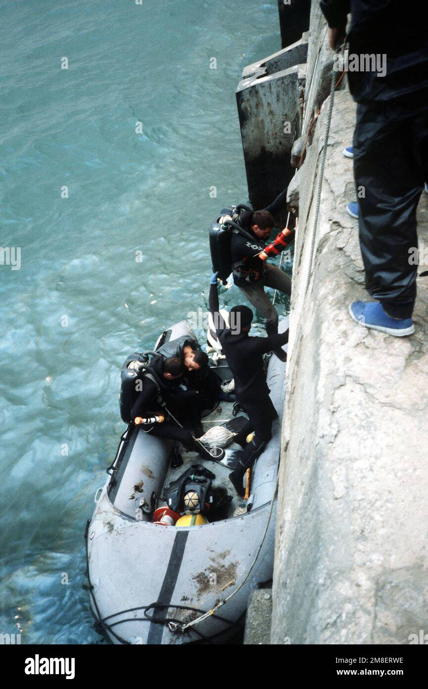 Members of an Australian explosive ordnance disposal (EOD) diving team ...