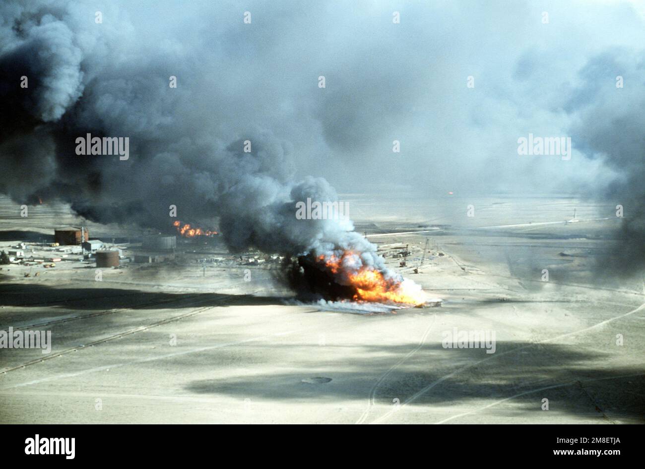 Burning oil fires kuwait hi-res stock photography and images - Alamy