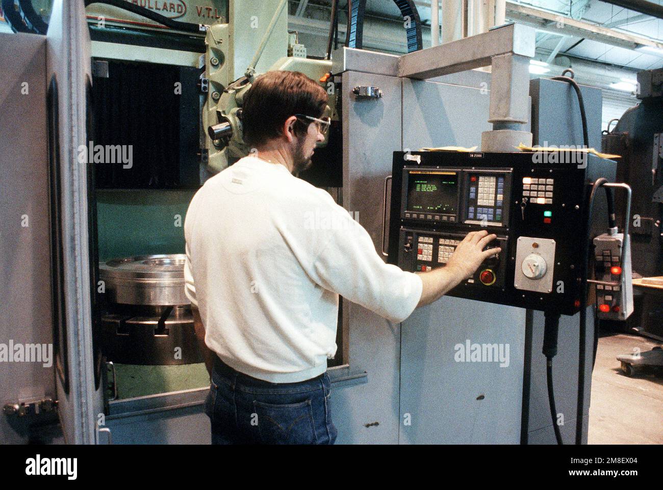 Vertical turret lathe hi-res stock photography and images - Alamy