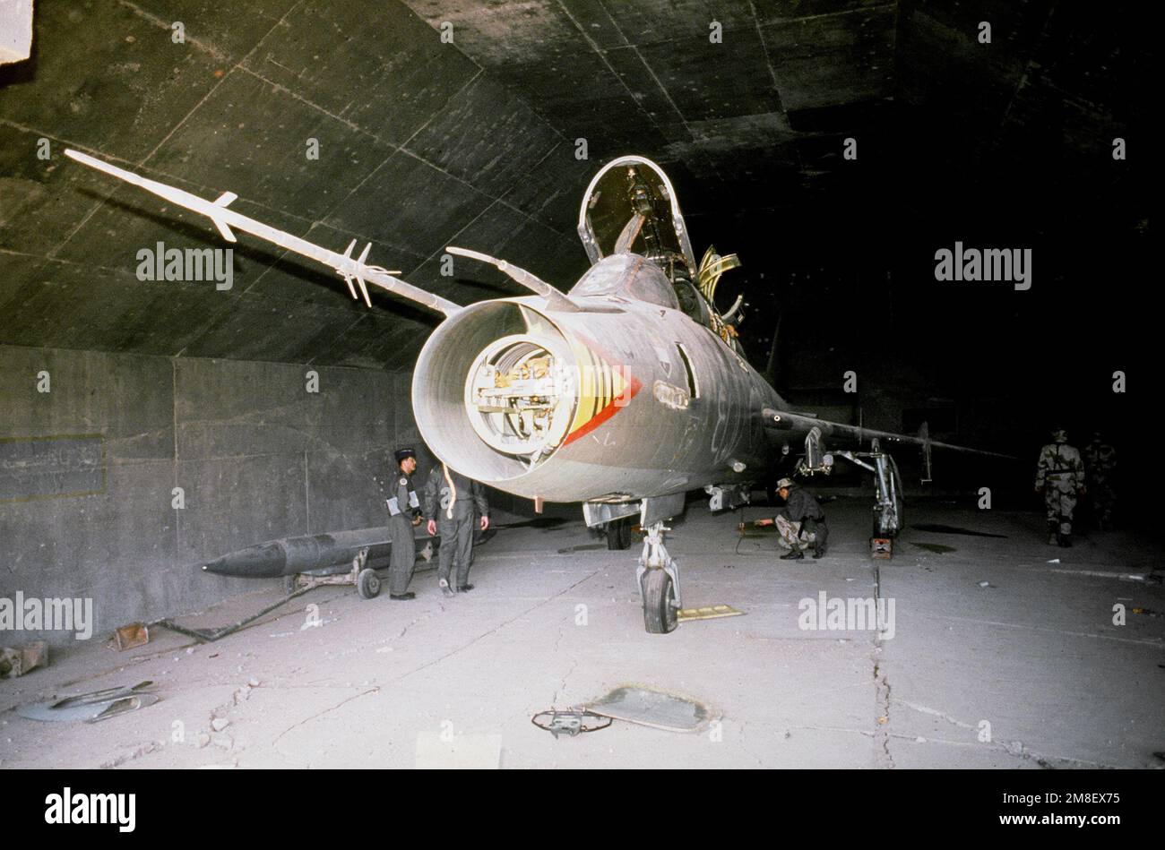 Iraq war damaged fighter jet hi-res stock photography and images - Alamy