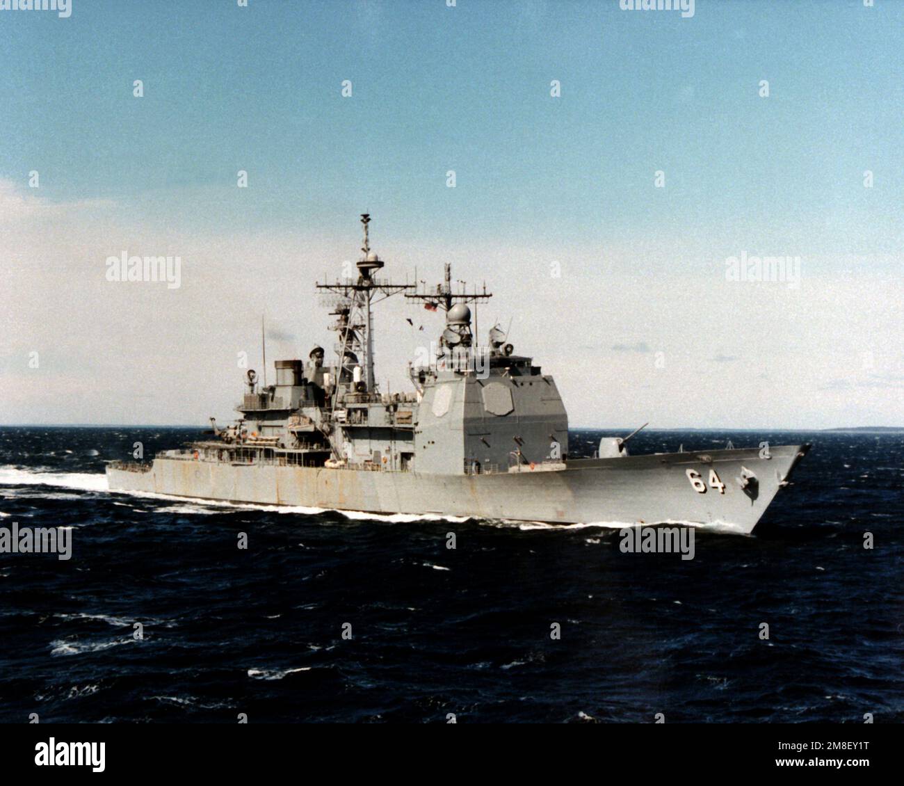 A starboard bow view of the guided missile cruiser USS GETTYSBURG (CG ...