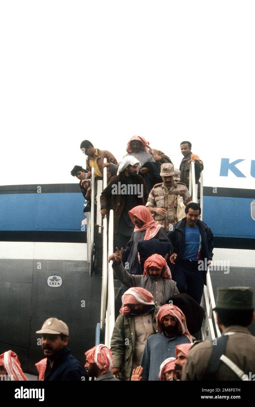 Released Kuwaiti prisoners of war disembark from a Boeing 737 aircraft ...