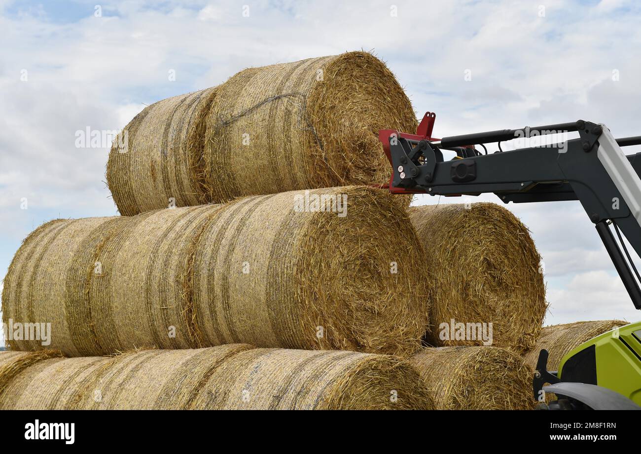 Round bale fork hi-res stock photography and images - Alamy