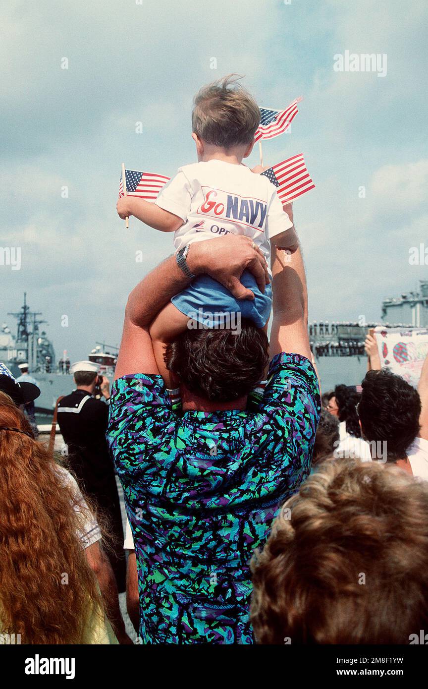 Naval homecoming hi-res stock photography and images - Alamy