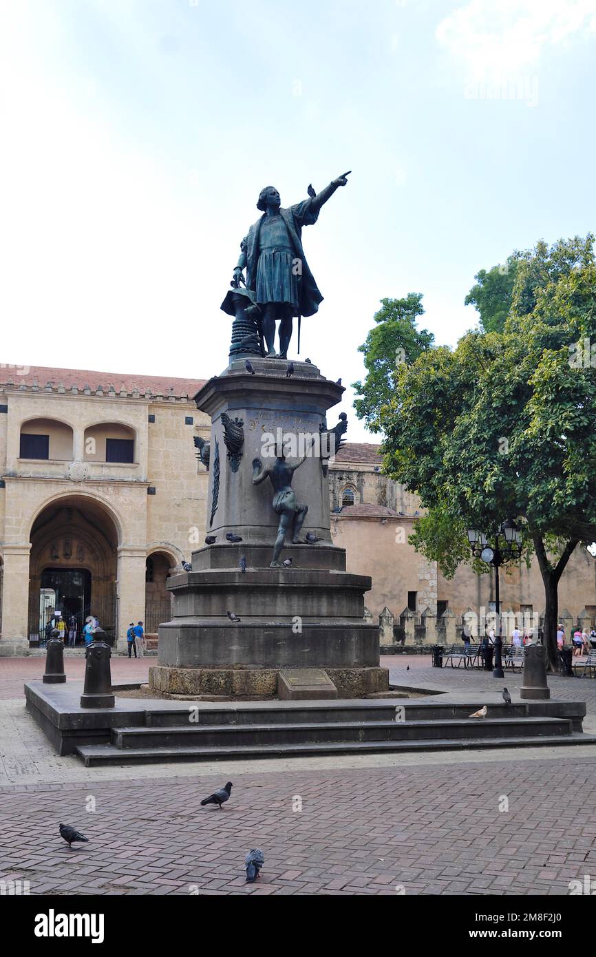 Plaza Colon with Columbus Monument and Santa Maria la Menor Cathedral ...