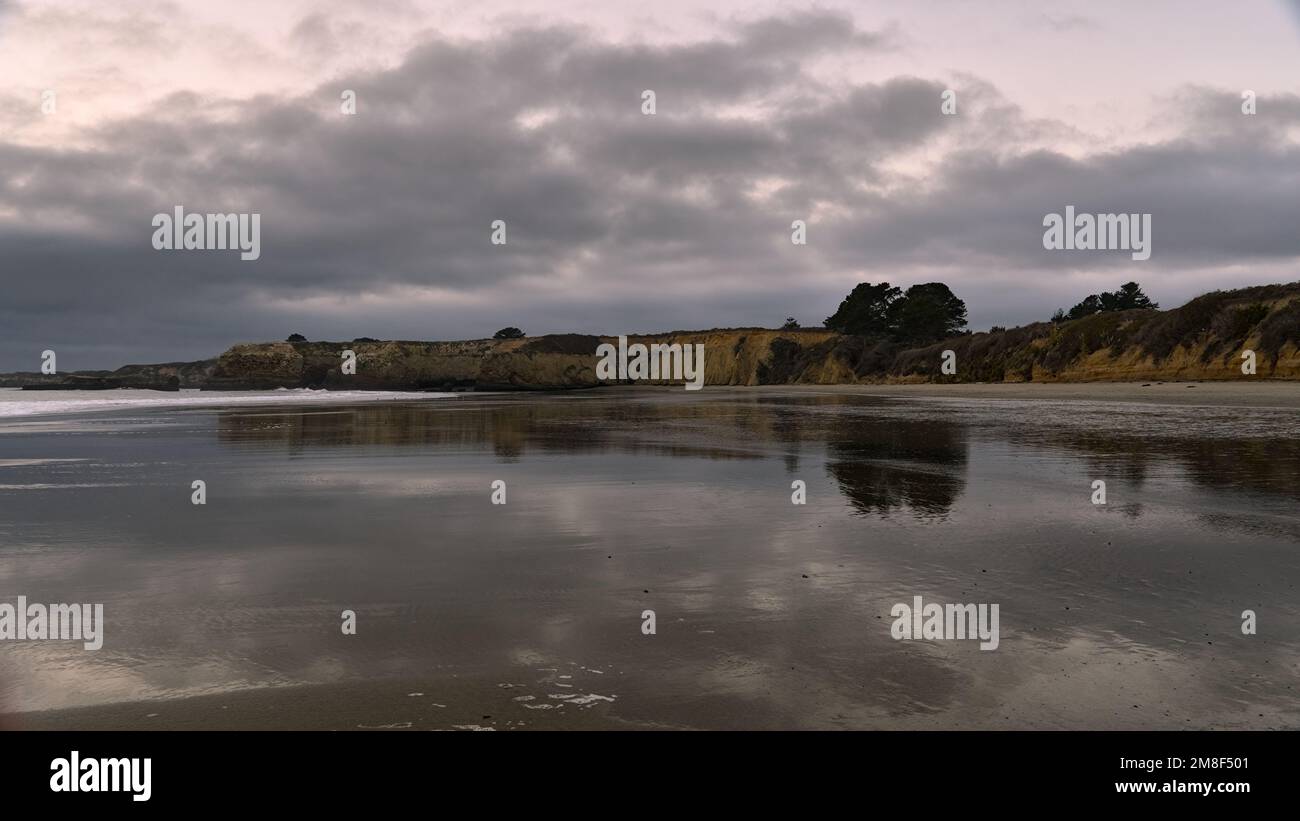 The California beach became a giant mirror at the low tides Stock Photo ...