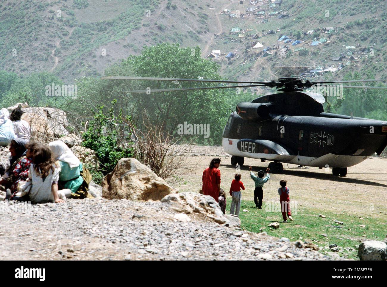 Kurdish refugee children run toward a CH-53G helicopter of the German ...