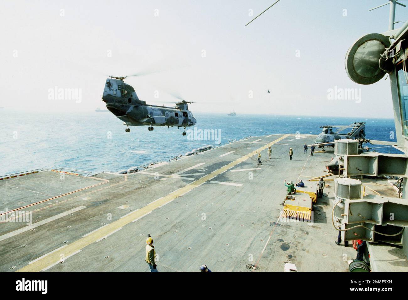 A Marine Medium Helicopter Squadron 264 (HMM-264) CH-46E Sea Knight ...