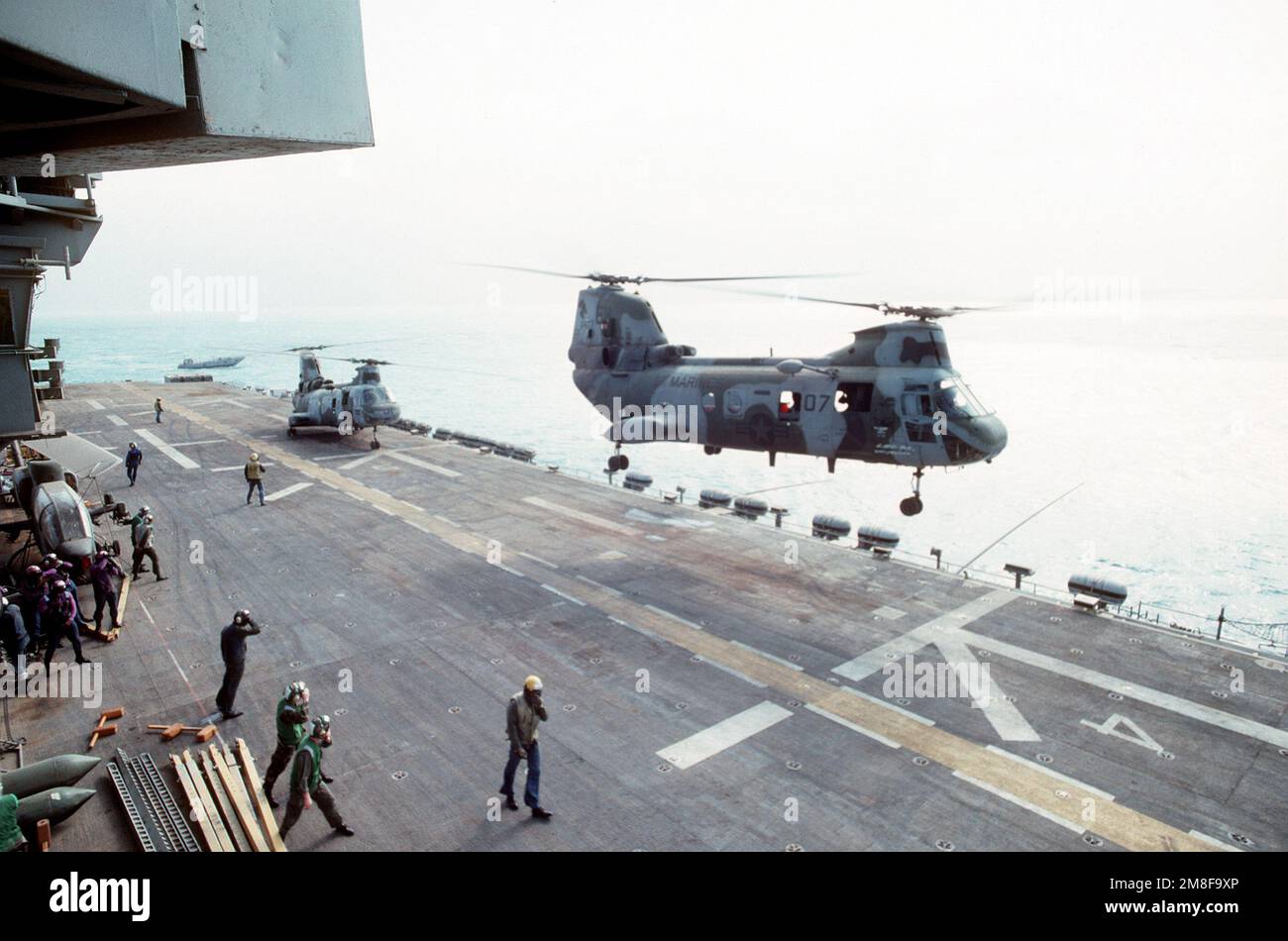 A Marine Medium Helicopter Squadron 264 (HMM-264) CH-46E Sea Knight ...