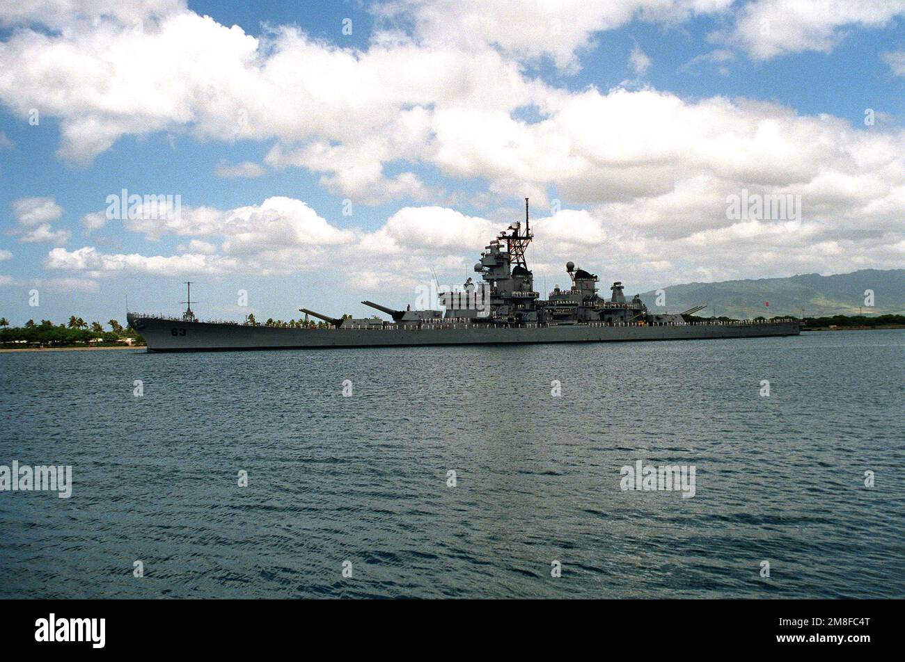 Crew members man the rails aboard the battleship USS MISSOURI (BB-63 ...