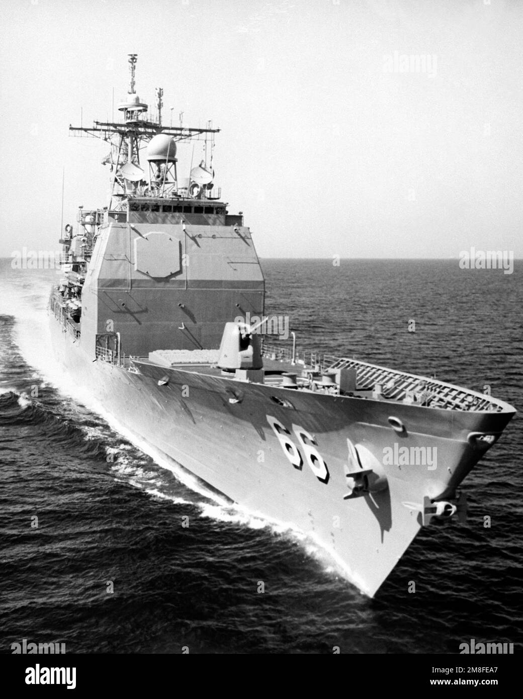 A starboard bow view of the guided missile cruiser USS HUE CITY (CG 66 ...