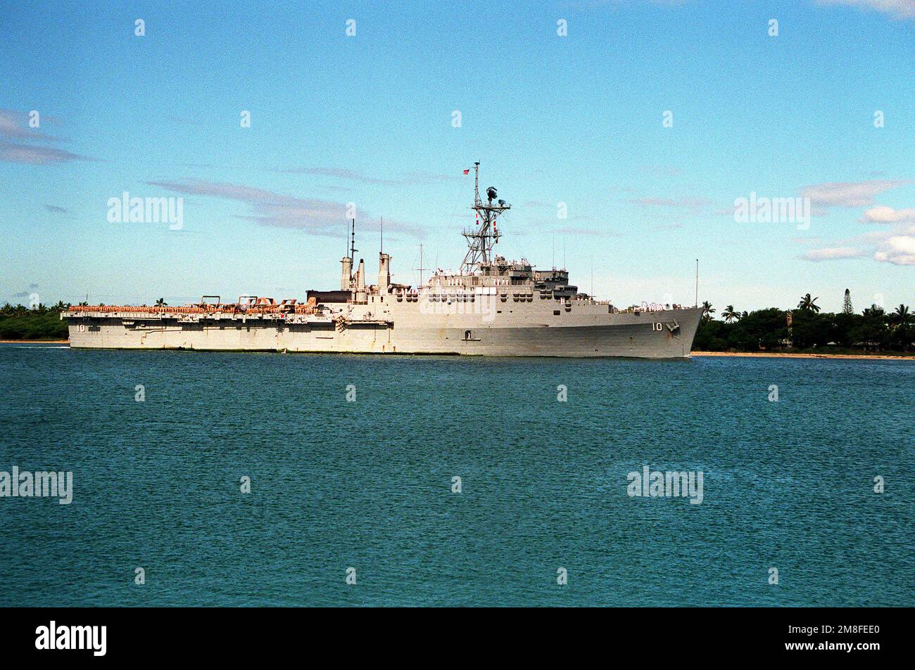 The amphibious transport dock USS JUNEAU (LPD-10) arrives at the naval ...