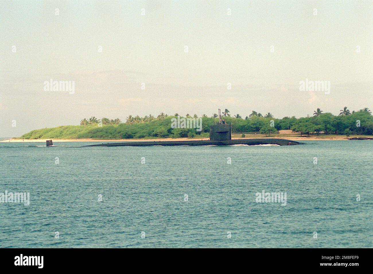 The nuclear-powered attack submarine USS HONOLULU (SSN-718) moves ...