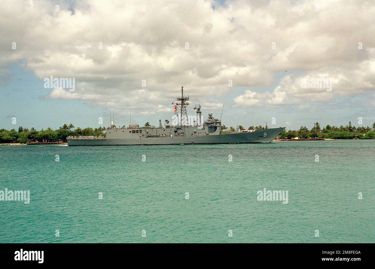 The guided missile frigate USS WADSWORTH (FFG-9) steams through the ...