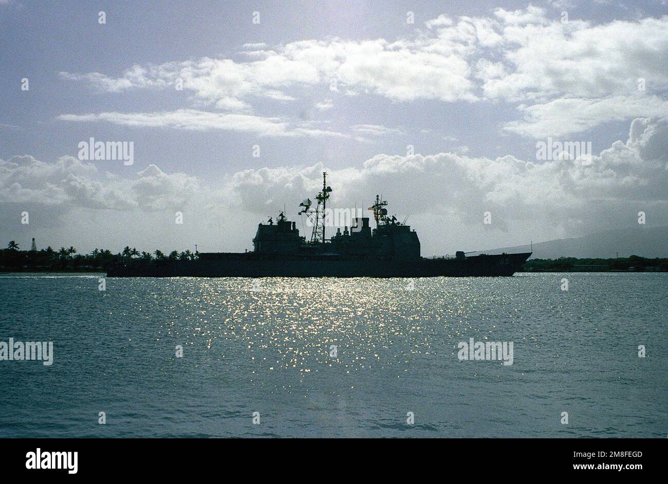 A starboard beam view of the guided missile cruiser USS CHOSIN (CG-65 ...