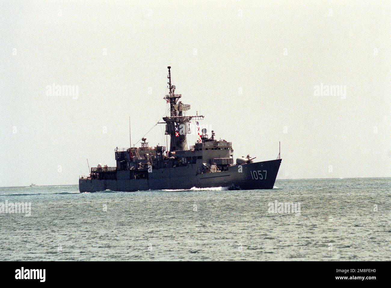 A starboard bow view of the frigate USS RATHBURNE (FF-1057) as it ...