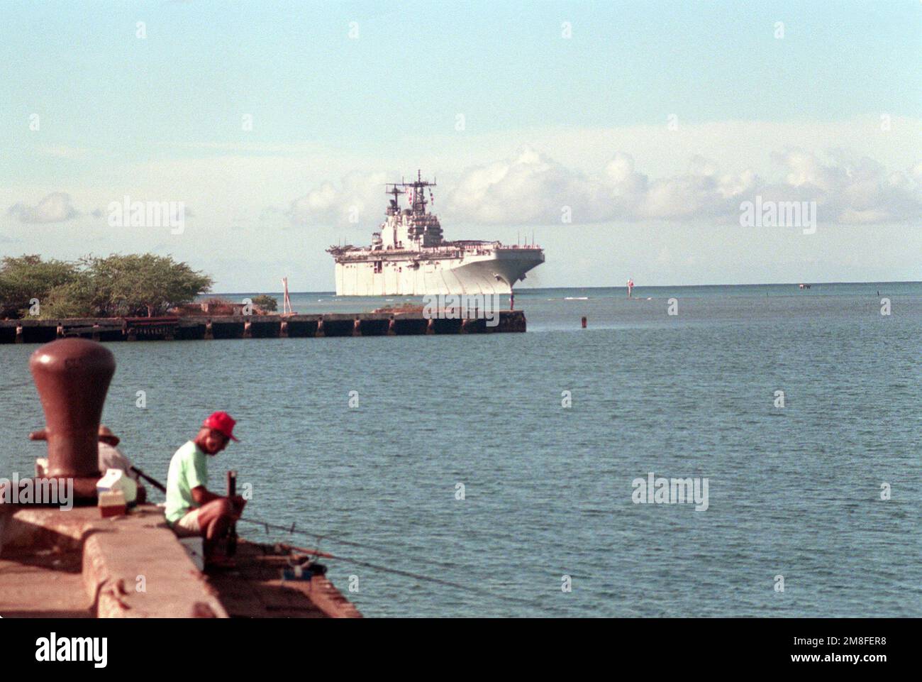 A starboard bow view of the amphibious assault ship USS TARAWA (LHA-1 ...