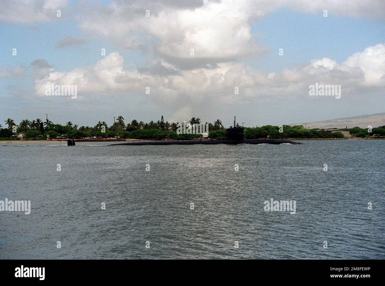 A starboard beam view of the nuclear-powered attack submarine USS ...