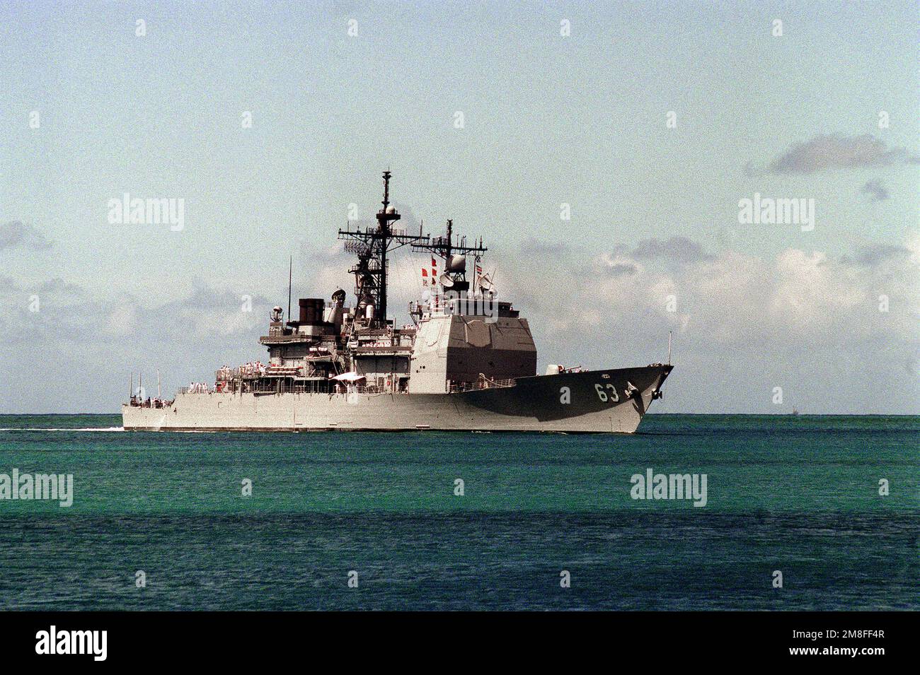A starboard bow view of the guided missile cruiser USS COWPENS (CG-63 ...