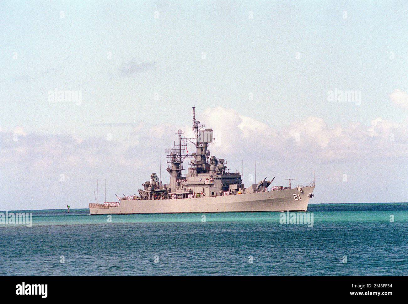 A starboard bow view of the guided missile cruiser USS GRIDLEY (CG-21 ...