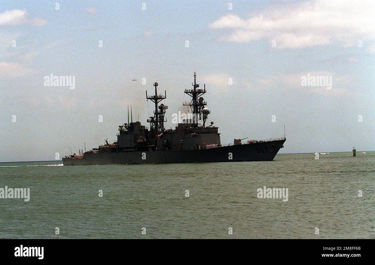 The destroyer USS ELLIOT (DD-967) approaches the entrance to the Pearl ...