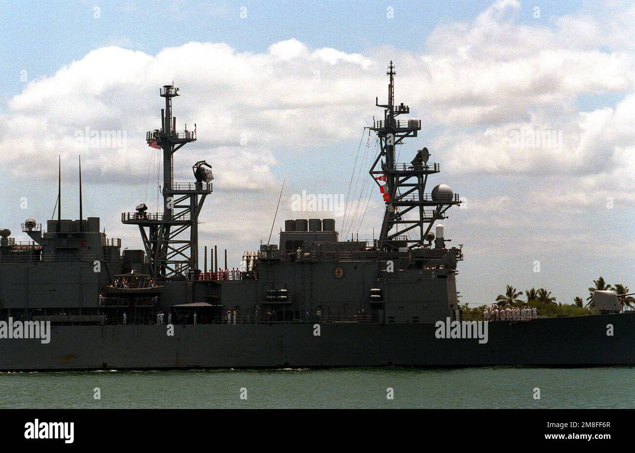 An amidships view of the destroyer USS ELLIOT (DD-967) as it arrives ...