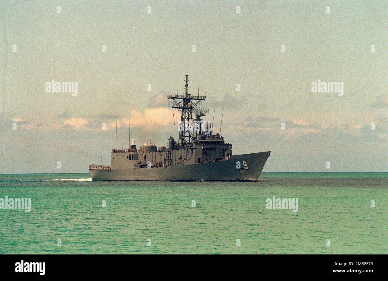 A starboard bow view of the guided missile frigate USS WADSWORTH (FFG-9 ...