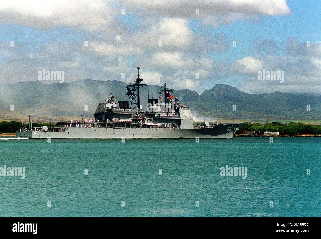 A starboard quarter view of the guided missile cruiser USS COWPENS (CG ...